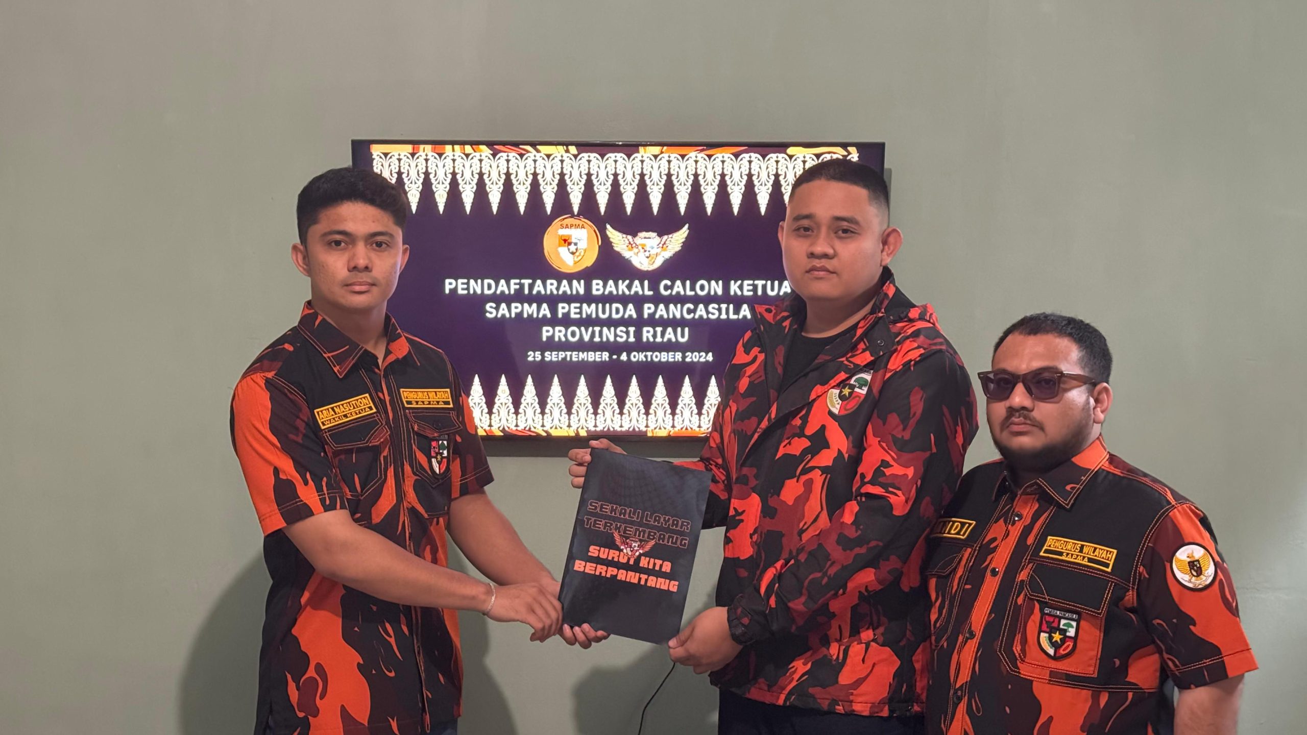 Kiki DW Serahkan Formulir Pendaftaran Calon Ketua PW SAPMA PP Provinsi ...